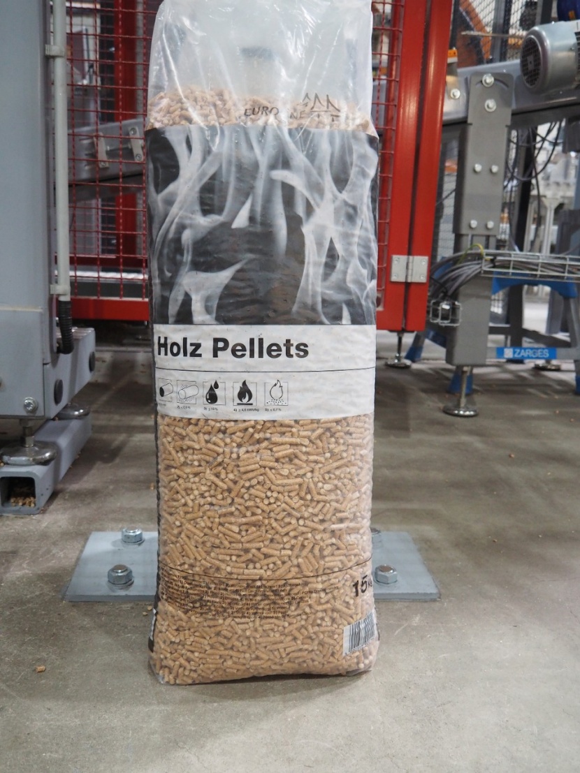 Compact pelleting plant for varying raw material