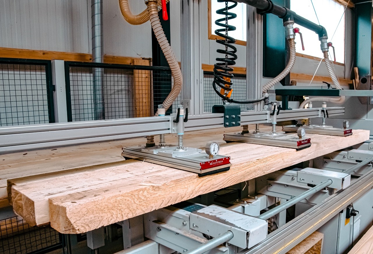 Partial automation at the cross-cutting saw
