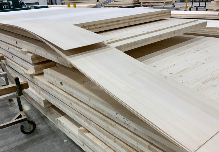 Manufacturing cross-laminated timber with exclusive surfaces